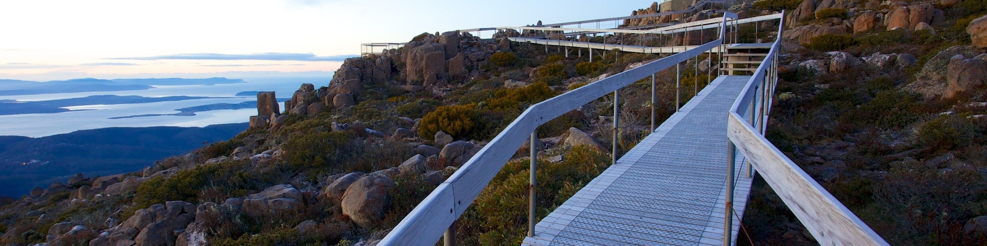 Mt. Wellington caracterizando montanhas, paisagens litorâneas e arquitetura moderna