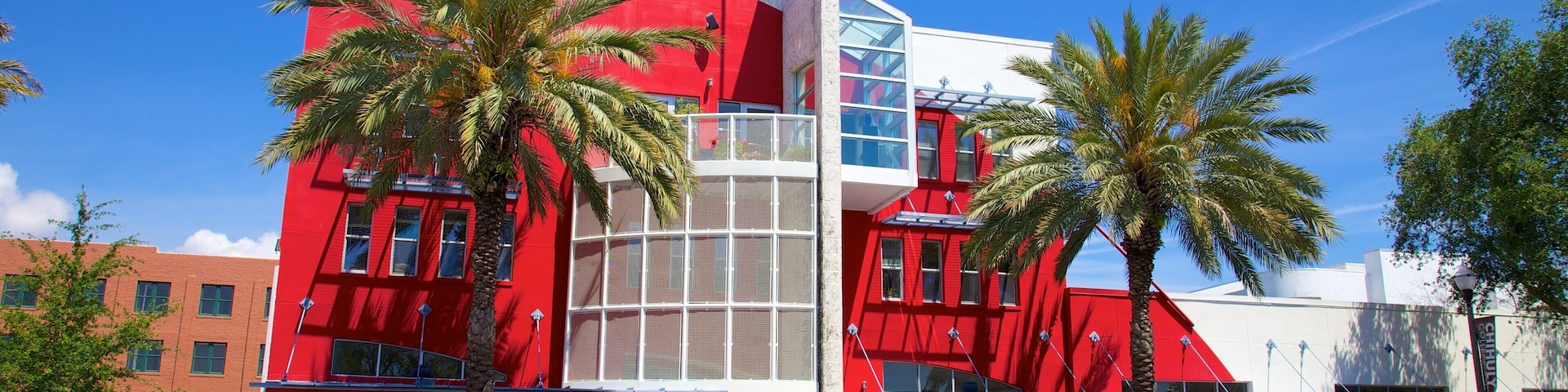 Morean Arts Center mostrando cenas de rua, uma cidade e arte