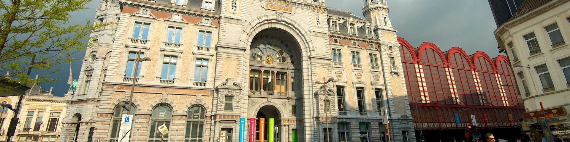 Estação Central de Antuérpia caracterizando ciclismo, arquitetura de patrimÎnio e uma praça ou plaza