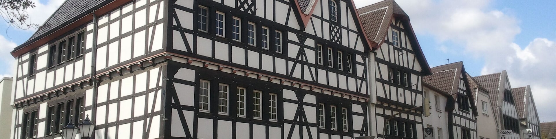 Um edifício tradicional em estilo de enxaimel com telhado íngreme e placa de proibição de entrada.