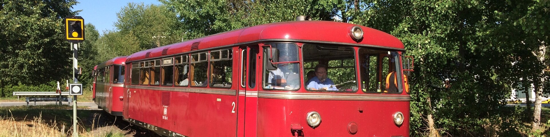 Schienenbusse der Passauer Eisenbahnfreunde auf der Ilztalbahn zwischen dem Bahnübergang Bahnhofstraße /Osterbachtal und dem Bahnhof Röhrnbach