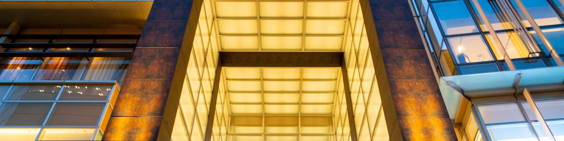 Fachada do edifício Tokyo Midtown com sinalização iluminada.