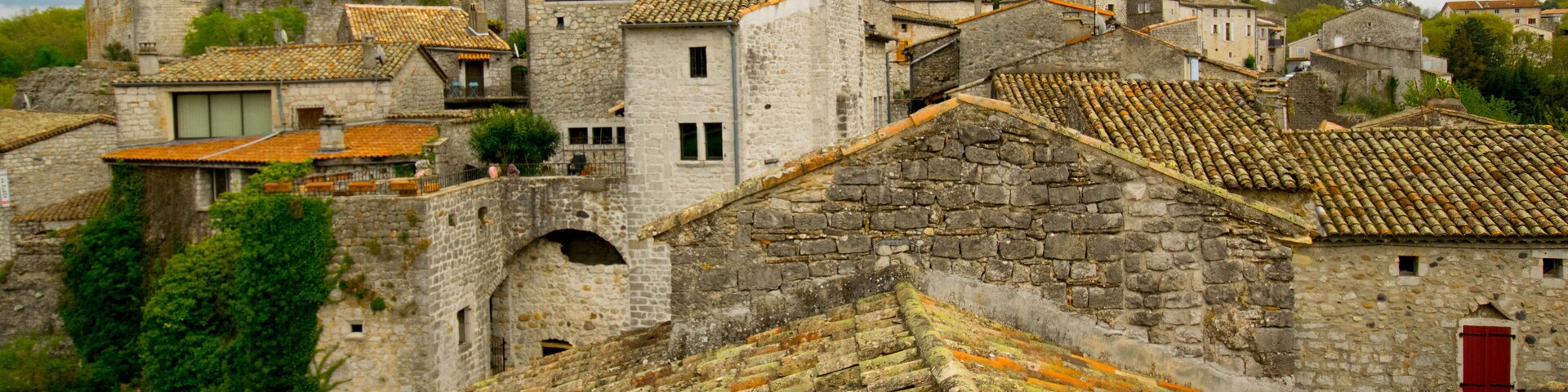 Uma cidade histórica com edifícios de pedra e telhados de terracota.