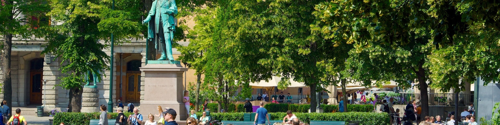 Parque Palace mostrando um parque, uma estátua ou escultura e uma praça ou plaza