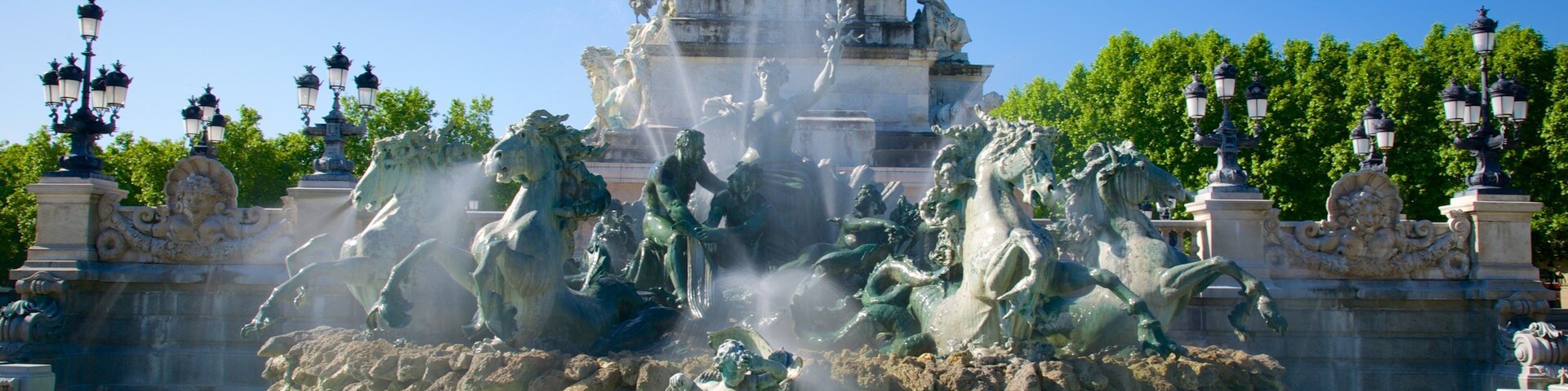 Girondins Monument featuring a monument and a fountain