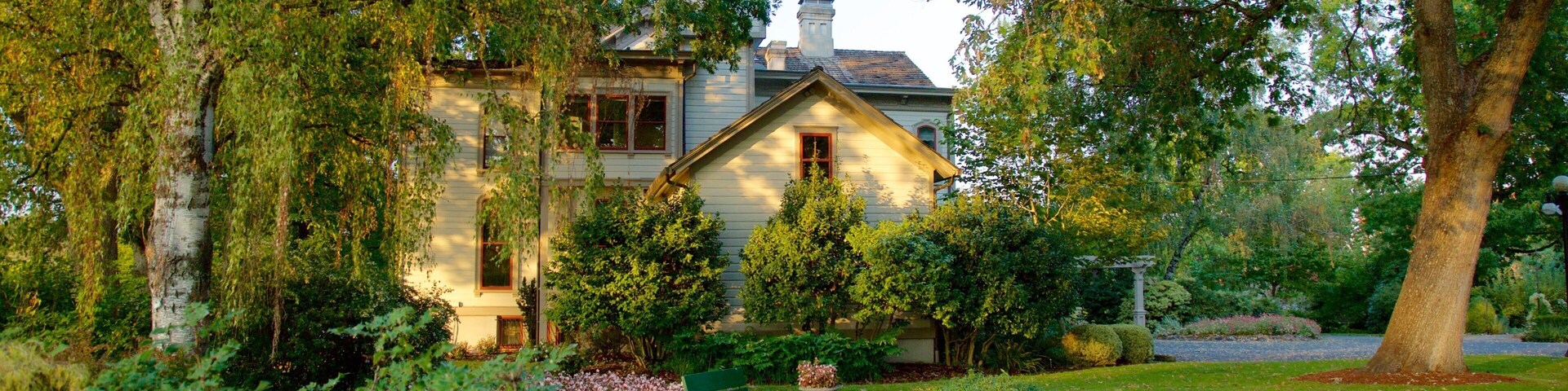 Bush House Museum que inclui uma casa e um jardim