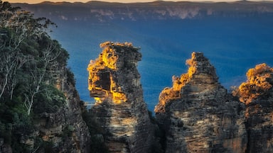 Um cânion com formações rochosas marcantes e um pôr do sol.
