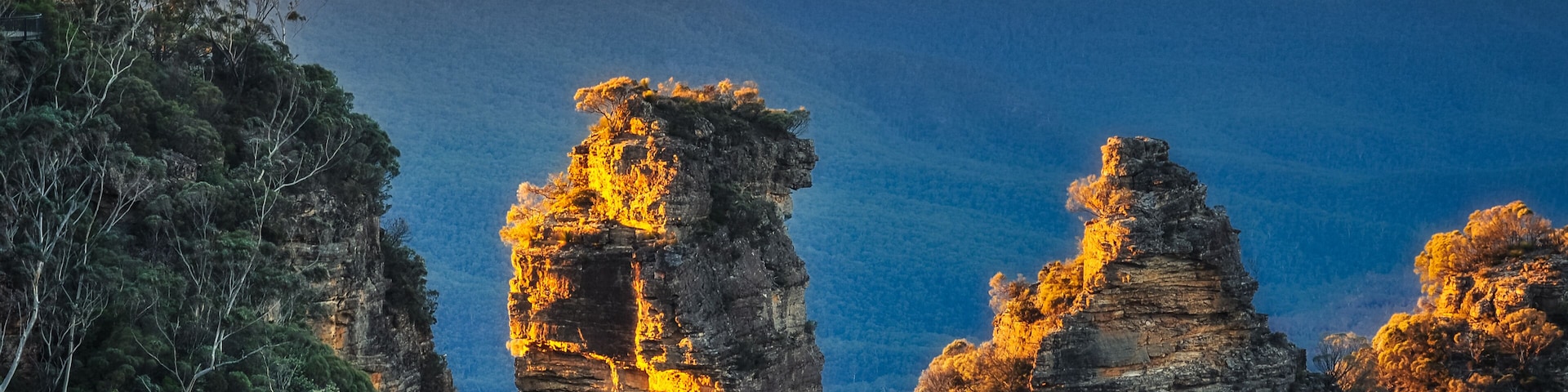 Um cânion com formações rochosas marcantes e um pôr do sol.