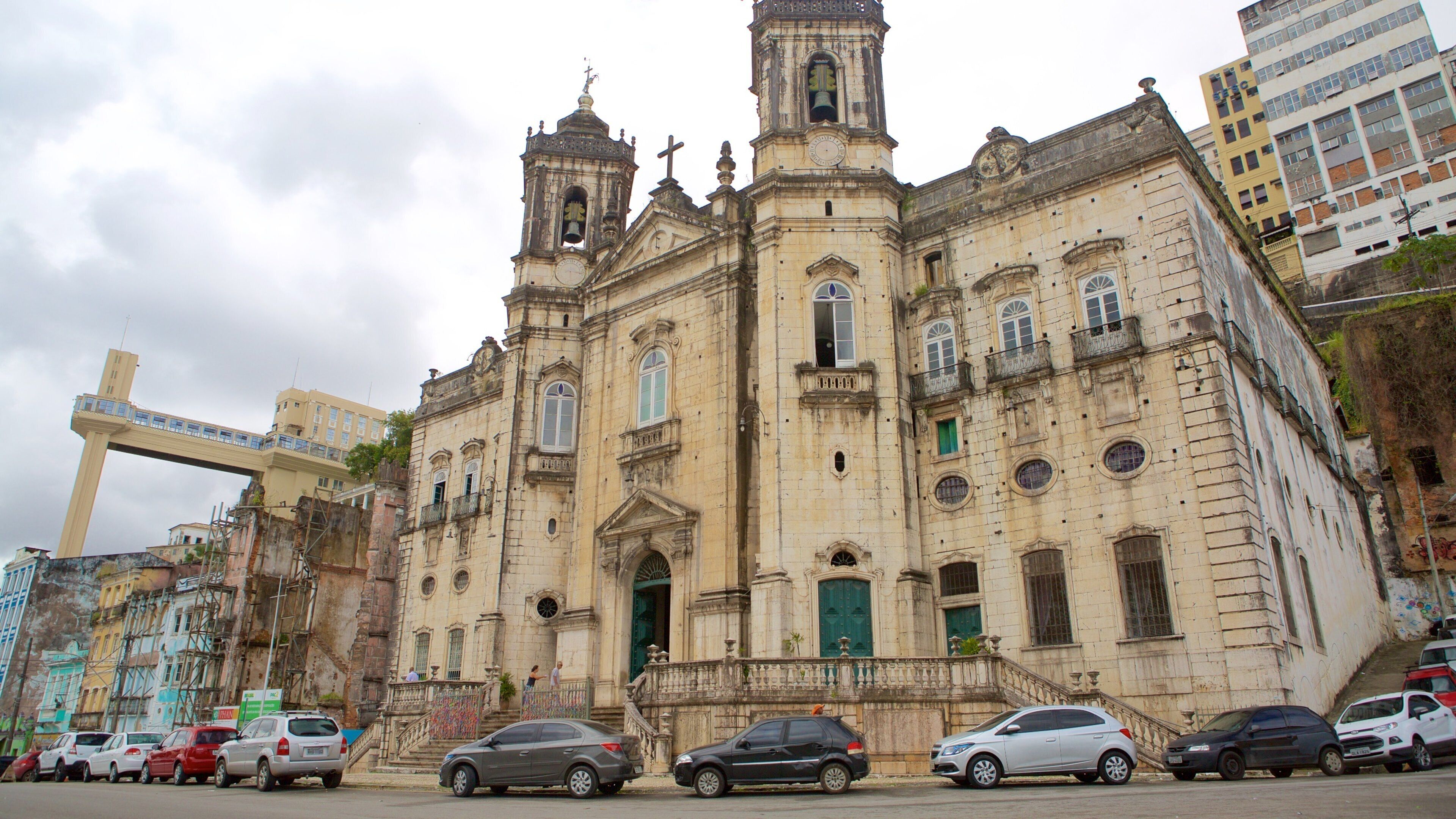 Nossa Senhora de Conceicao da Praia Church showing a church or cathedral, street scenes and religious elements