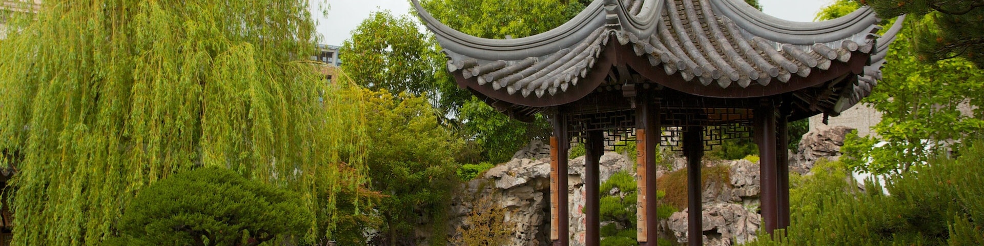 Lan Su Chinese Garden featuring heritage elements, a park and a pond