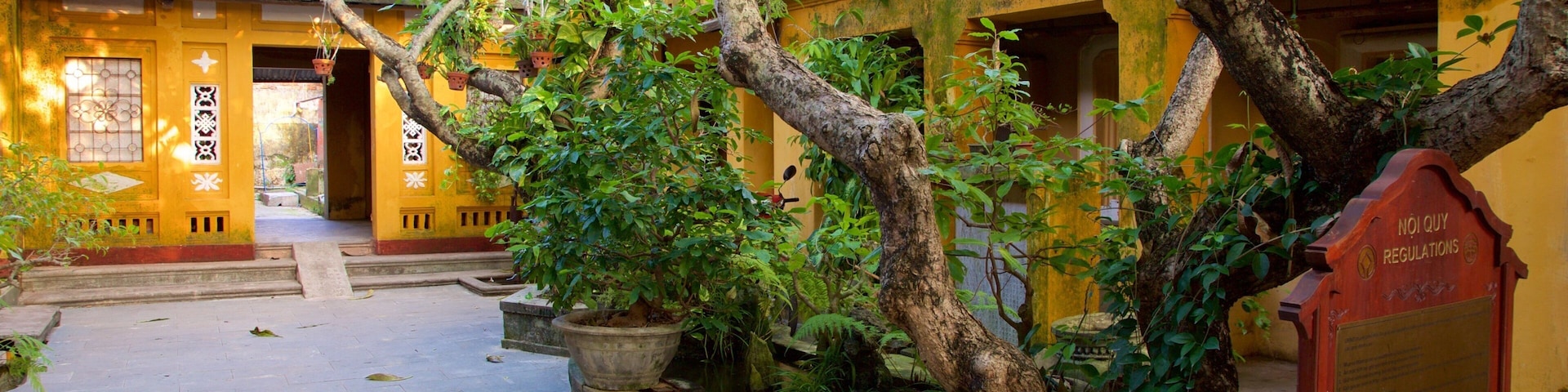 Quan Cong Temple showing a square or plaza and a temple or place of worship