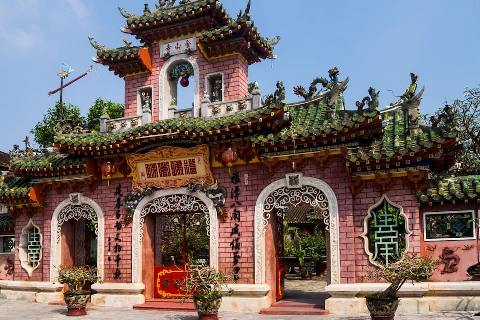 Um templo chinês tradicional com arquitetura ornamentada, incluindo um telhado em vários níveis e esculturas detalhadas.
