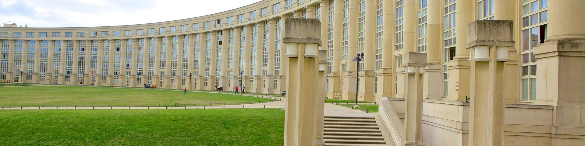 Esplanade de l\'Europe featuring modern architecture and cycling