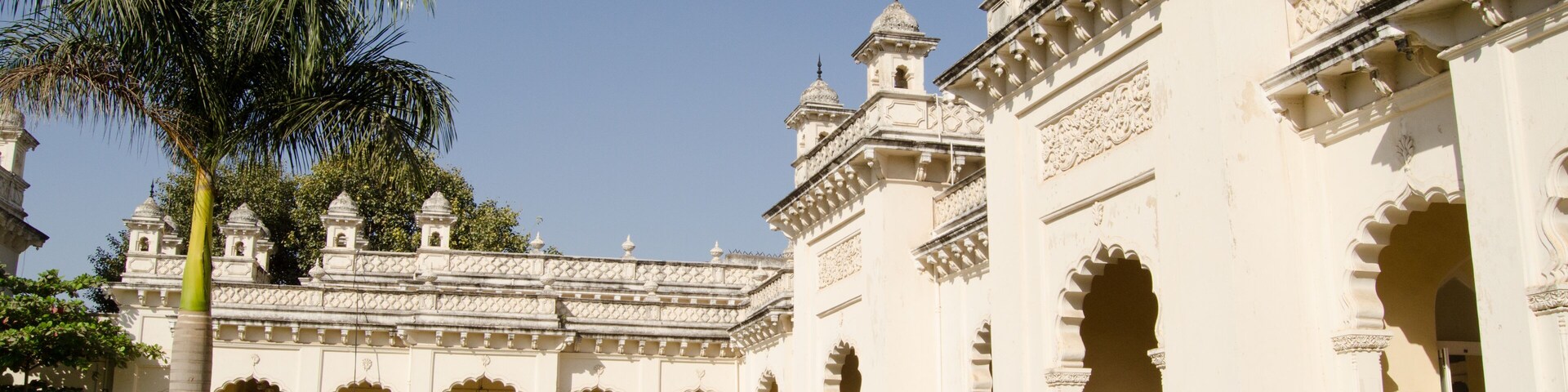 Um edifício histórico com arcadas e um pátio central.
