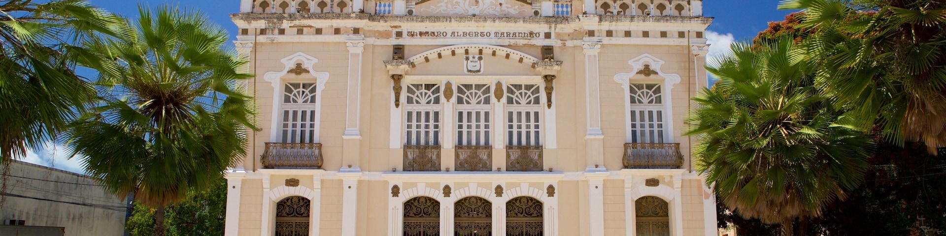 Teatro Alberto Maranhão que inclui elementos de patrimônio e cenas de teatro