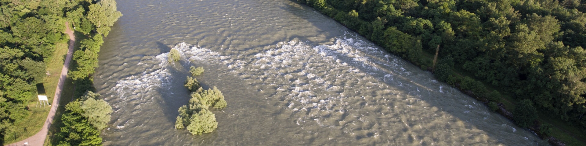 Luftaufnahme Isteiner Schwellen bei Hochwasser