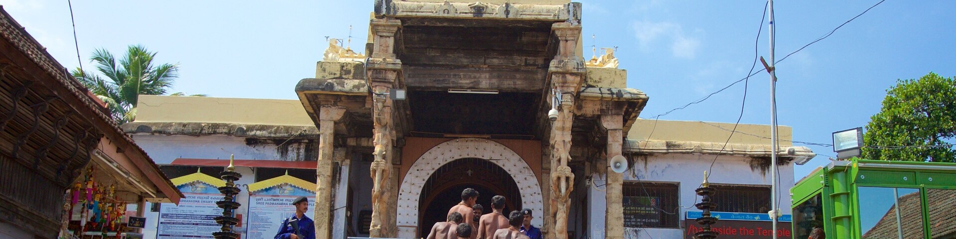 Entrada de um templo com ornamentos dourados detalhados e um arco imponente.