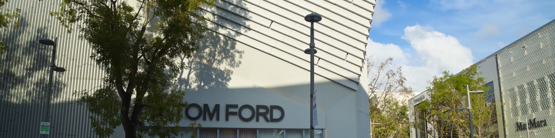 Um edifício moderno com um telhado inclinado peculiar e o nome "Ford" na fachada.
