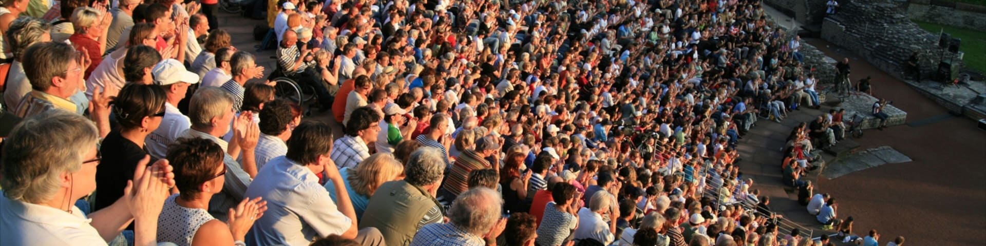 Augusta Raurica assim como um grande grupo de pessoas