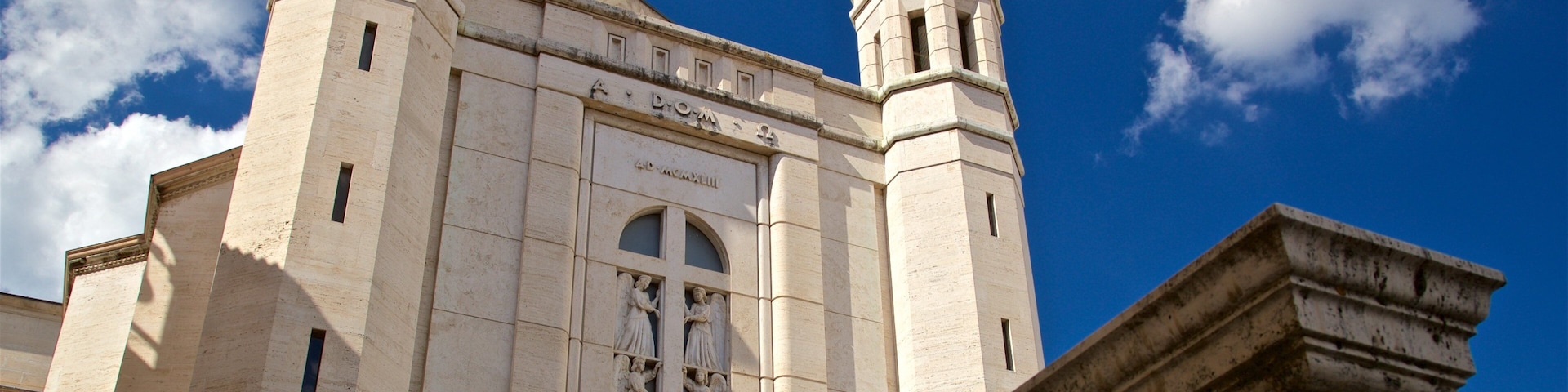 Basilica di Santa Rita which includes heritage architecture