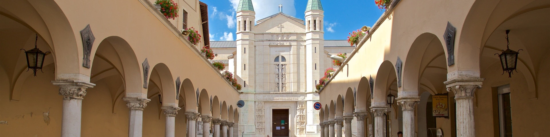 Basilica di Santa Rita mostrando elementos de patrimônio e uma igreja ou catedral