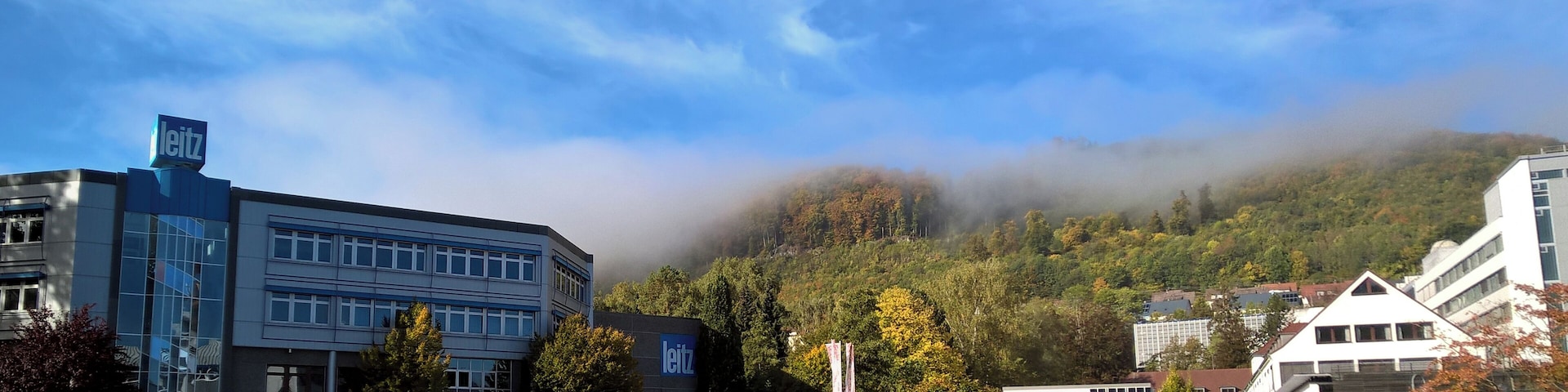 Blick auf die Konzernzentrale der Leitz GmbH & Co. KG. Links im Bild das Produktionsgebäude. Rechts hinter den Hecken und Bäumen das Verwaltungsgebäude der Gesellschaft. Oberkochen, Oktober 2015.