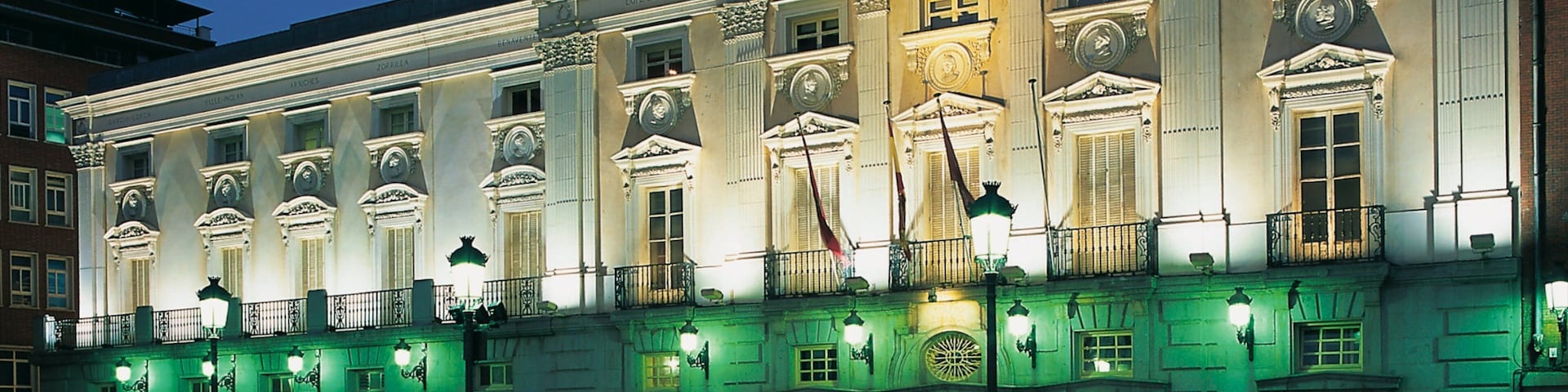 Madri mostrando arquitetura de patrimônio, cenas noturnas e uma cidade