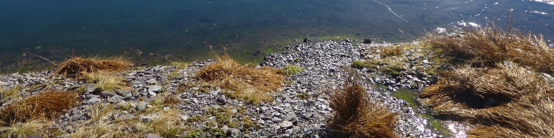 Hiking up the mountain you pass several picturesque lakes. Always in sight are the magnificent mountains ranges.