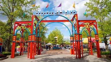 Um arco colorido com o texto "KIDDIE LAND" e diversas bandeiras.