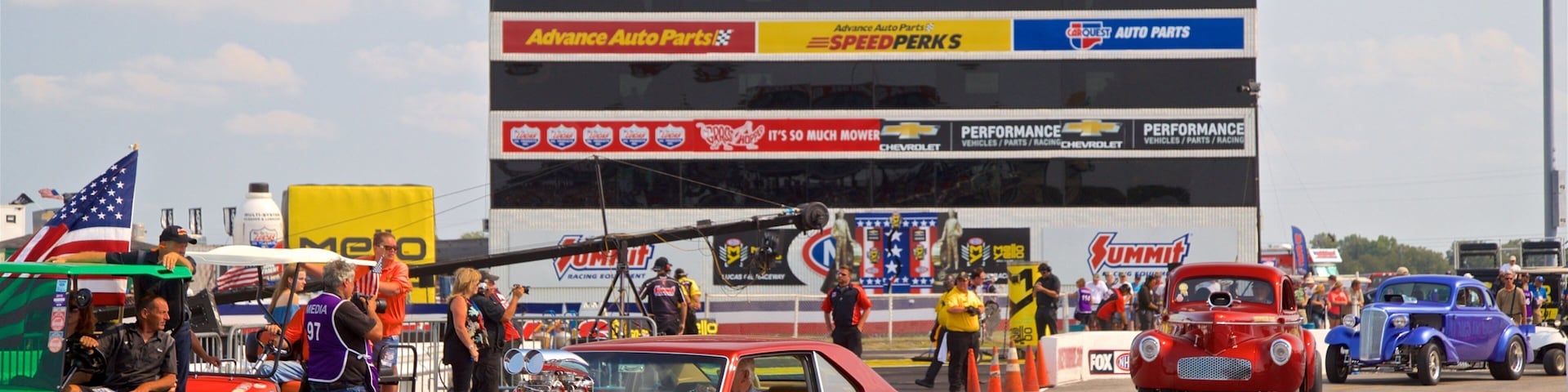Evento de carros antigos no Lucas Oil Raceway em Indianápolis, com carros clássicos em exposição.