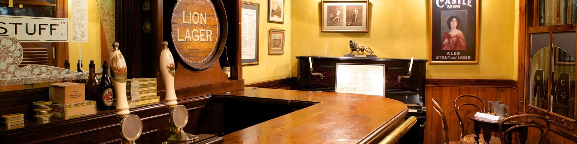 SAB World of Beer que inclui vistas internas e um bar