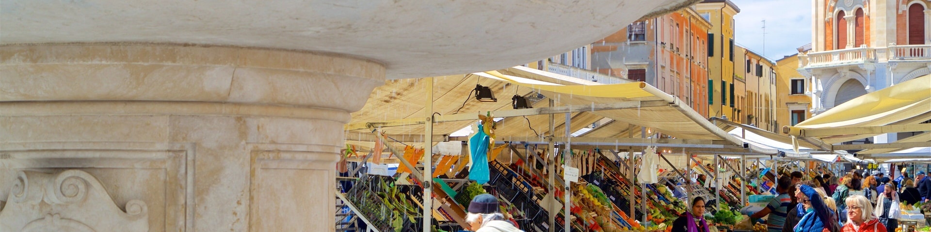 Piazza delle Erbe caracterizando mercados e cenas de rua assim como um pequeno grupo de pessoas