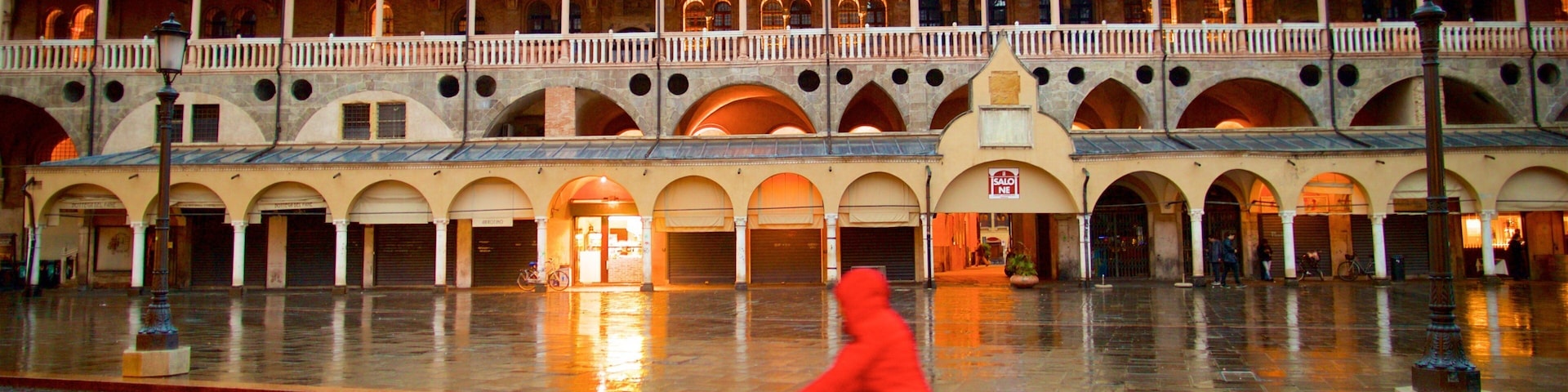 Piazza delle Erbe caracterizando ciclismo urbano e elementos de patrimônio