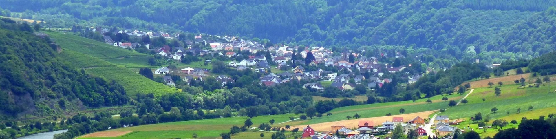 Saarburg – Blick vom Warsberg auf Krutweiler und Serrig