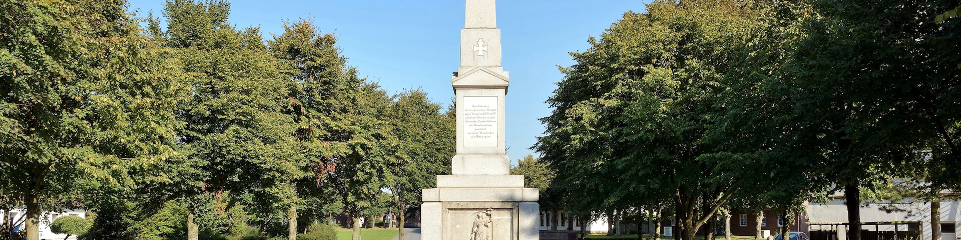 Der Denkmalsplatz am Gänsemarkt in Lunden hat Gedenkstätten für die Toten der Weltkriege, den Krieg gegen Frankreich 1870/71 und der Vertreibung nach dem Zweiten Weltkrieg.