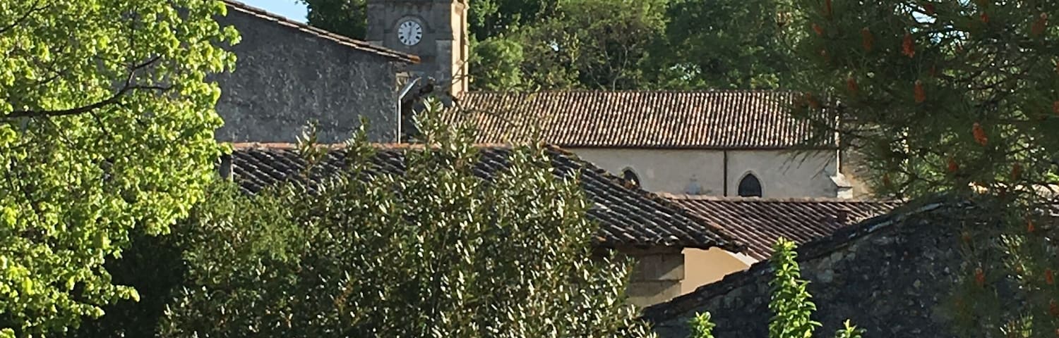 Église dans le bourg de Sainte-Eulalie Bâtiment le plus ancien du village, l'église a été reconstruite au XIIème siècle sur un édifice religieux antérieur ainsi qu'en témoignent ses fondations et des sarcophages mérovingiens trouvés au pied de l'abside. Cette église romane comporte depuis son origine une nef centrale avec deux bas-côtés et un cimetière clos d'un haut mur y est accolé. Toutefois son clocher carré d'époque romane a été remplacé par un clocher à flèche néogothique lors d'importants travaux de restauration et d'embellissement menés en 1868.