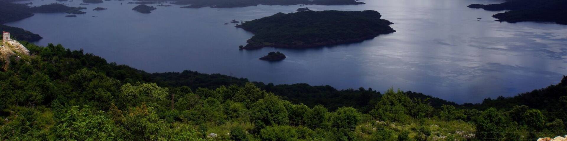 Lake Slansko,
Slansko attracts the visitor with its wild beauty, clean water, unspoilt nature, a multitude of plant and animal species. The lake represents a special experience for hunters and anglers. It is rich in fish, and numerous tourist presentations and camping are organised by the lake.