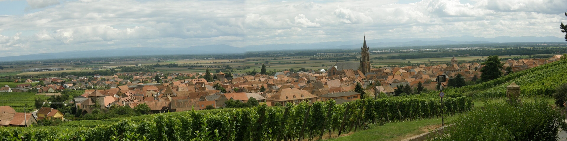 Panoramatický snímek vesnice Dambach-La-Ville ze tří fotografií, Alsasko, Francie