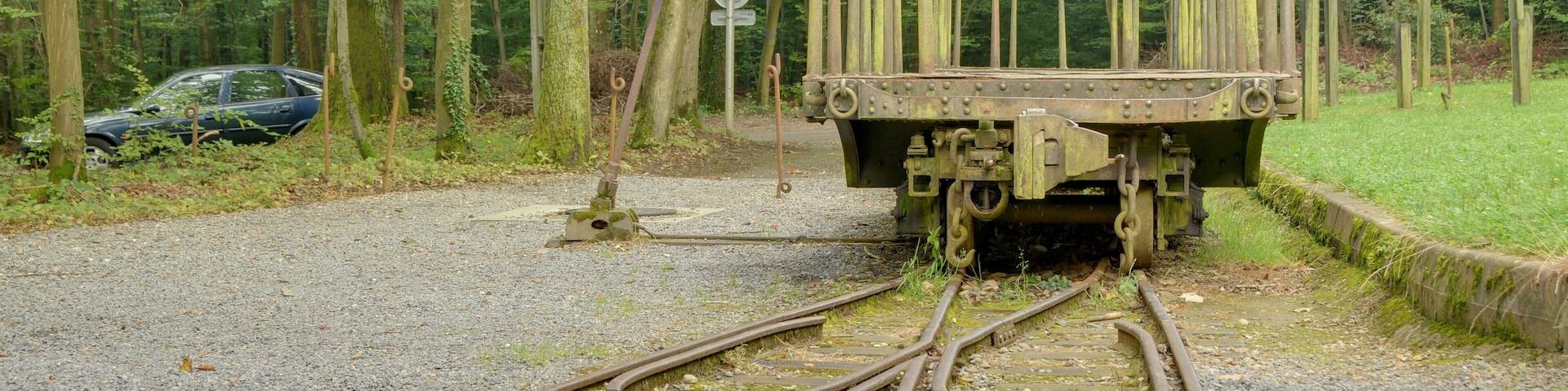 This file was uploaded with Commonist. Devant le Bloc 7 (entrée des munitions) : wagons sur voie de 60 cm. Ils servaient à acheminer sur le chemin de fer interne les matériels, munitions et approvisionnements. (HDR).