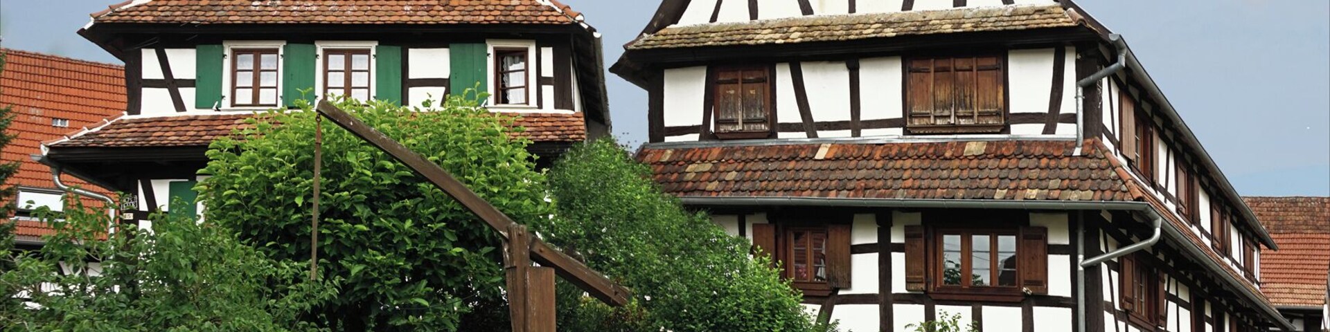 Deux maisons traditionnelles datant de la fin du XVIIIè siècle Hunspach fait partie des plus beaux villages de France pour son caractère authentique et l'entretien dont le village fait l'objet de la part de ses habitants. Les maisons à colombages à murs blancs, peints à la chaux, aux toits à pans coupés et aux tuiles plates au bout arrondi en "queue de castor" y sont encore très nombreuses. Les cours de ferme sont restaurées dans la tradition. On peut voir également quelques maisons avec des vitres bombées qui étaient utilisées à l'époque baroque. C'est un village de tradition protestante calviniste dont l'église a été rénovée il y a quelques années. Des visites du village sont proposées par des érudits locaux. Le site des gites ruraux d'Hunspach www.maison-ungerer.com/menu14/index-fr.htm
Hunspach sur le site des plus beaux villages de France www.les-plus-beaux-villages-de-france.org/fr/hunspach-0