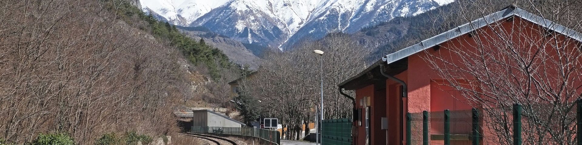 Vue orientée nord dans la gare de La Brigue.