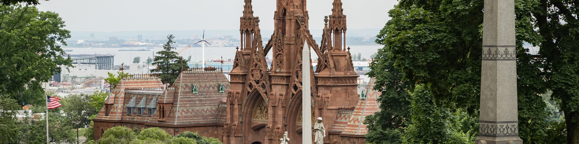 Green-Wood Cemetery showing a church or cathedral, heritage architecture and a cemetery