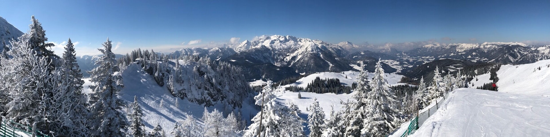 Nice weather for skiing #austria #gosau #europe #iphonex #iphone #panorama #sun #sunny #skiing #snow #brendanvanson #nature #upperaustria #fun #sport #goodtimes #BvSBlue