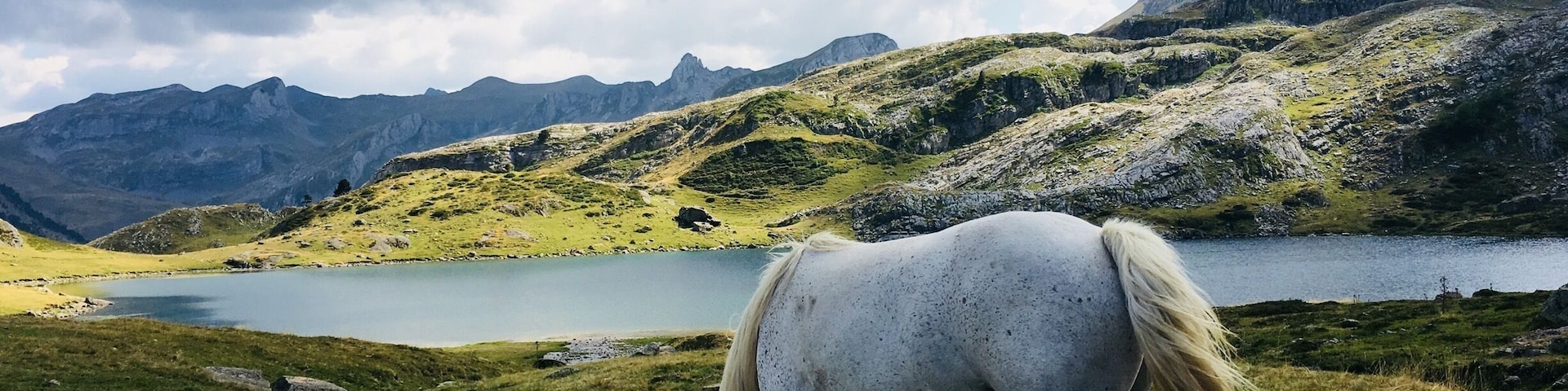 Belle rando dans les montagnes , multitude de lacs et une cascade à voir :)