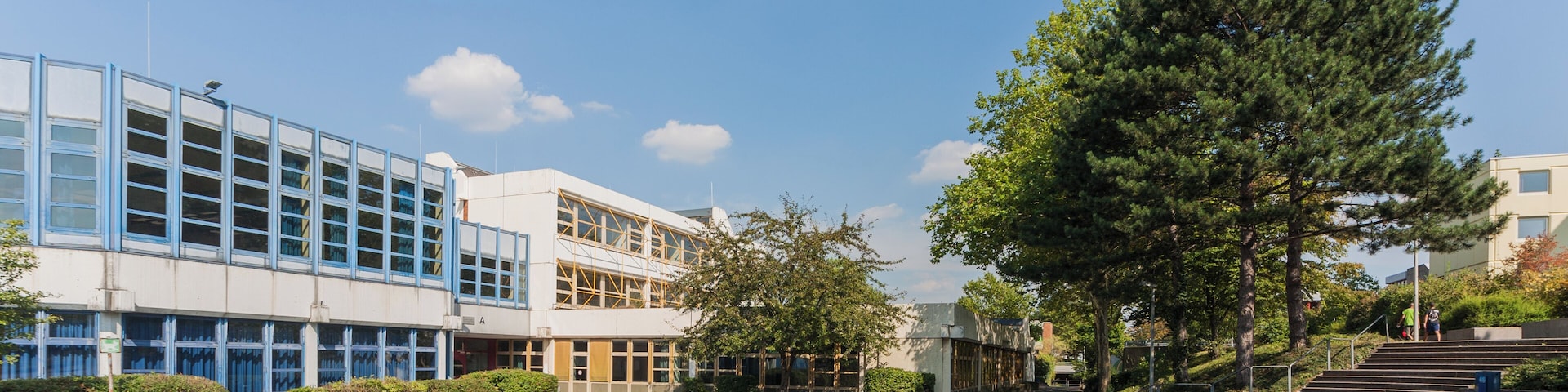 „Tannenbusch-Gymnasium“ und „Freiherr-vom-Stein-Realschule“ (vormals „Schulzentrum Tannenbusch“), Hirschberger Straße 3, Bonn-Tannenbusch, Architekten: Dirk Denninger und Ernst Jann – Blickrichtung Osten