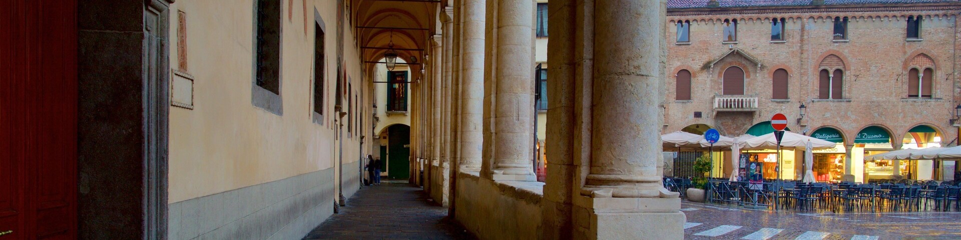 Piazza del Duomo mostrando elementos de patrimônio e uma cidade