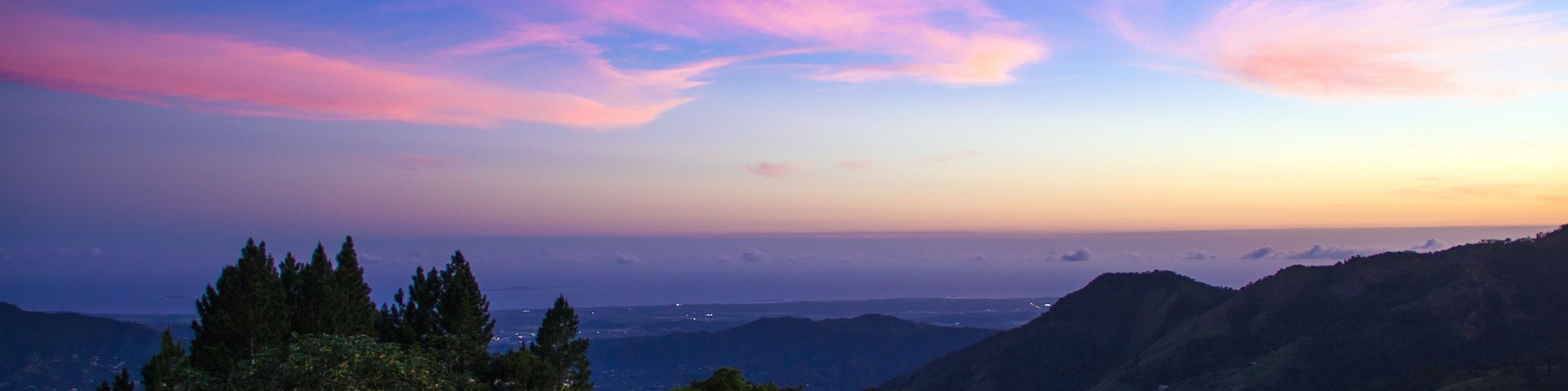 Paisagem montanhosa com céu ao pôr do sol.
