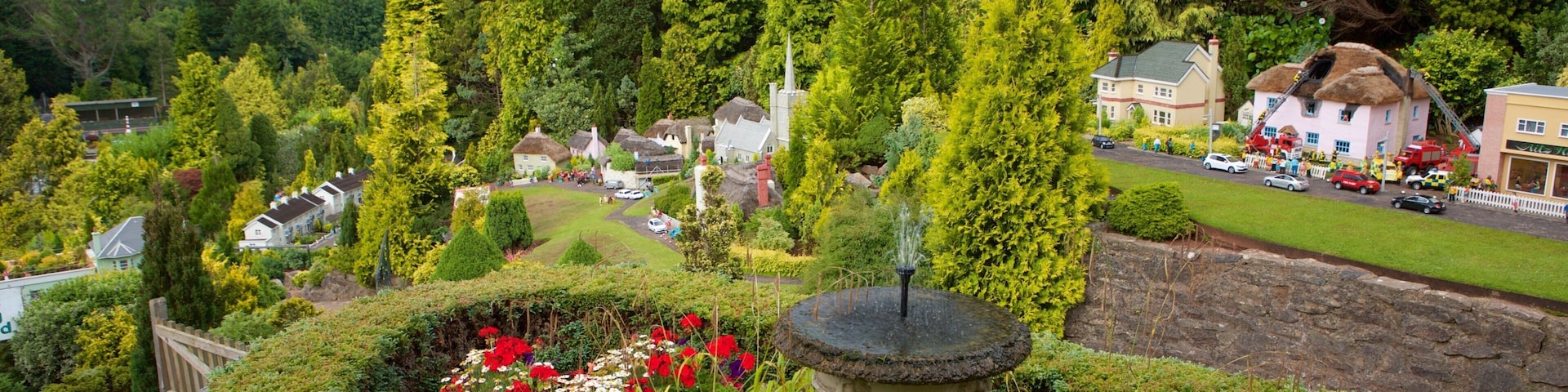 Babbacombe Model Village and Gardens que inclui um jardim e flores