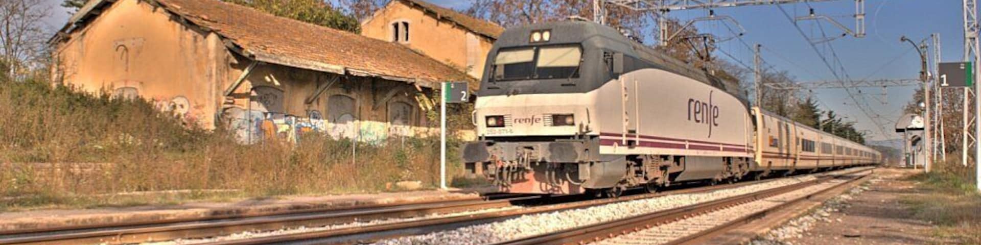 El TH Joan Miró amb la branca 6C4 i amb la 252.071 passant a bon ritme per l'estació de Sant Jordi Desvalls. Foto en format HDR, l'original la podeu veure aquí. El TH Joan Miró con la rama 6C4 y la 252.071 pasando a buen ritmo por la estación de Sant Jordi Desvalls. Foto en formato HDR, la original la podéis ver aquí.