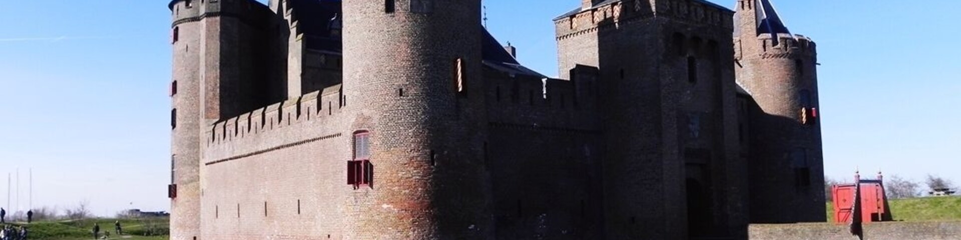 Impressive castle in the lovely small town of Muiden in the Netherlands - http://wp.me/p1hz24-1aN